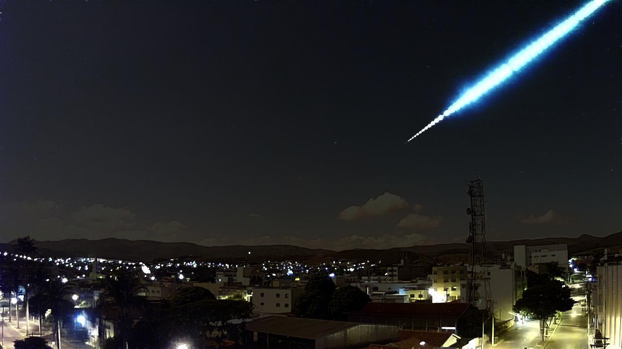 Huge Meteor Illuminates the Night sky in Minas Gerais, Brazil. | eMetN ...